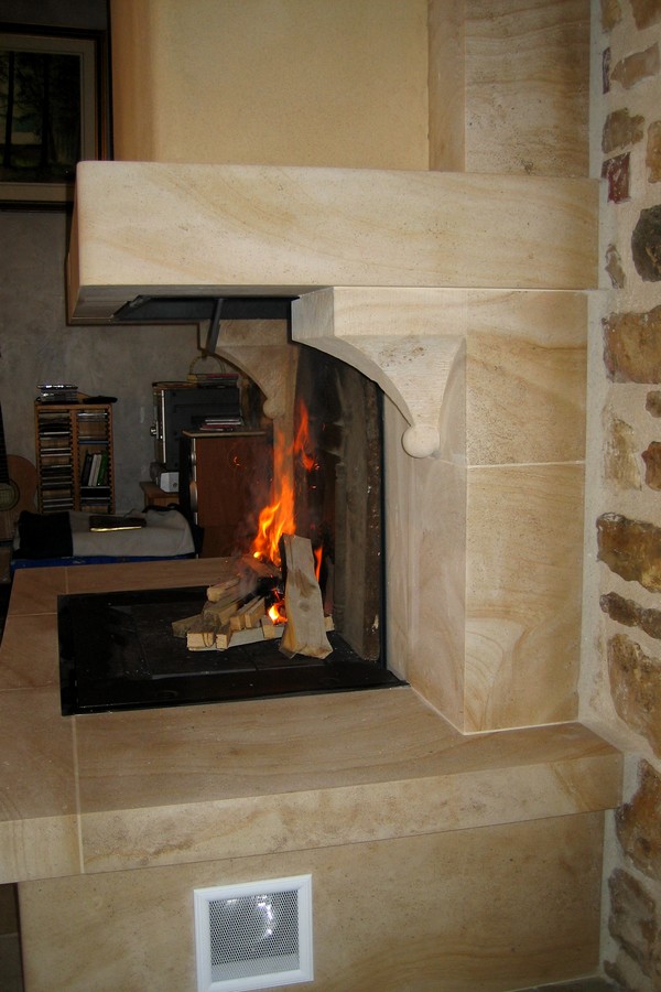 Cheminée Mostol en pierre de Val de Nod rubané, Bourgogne